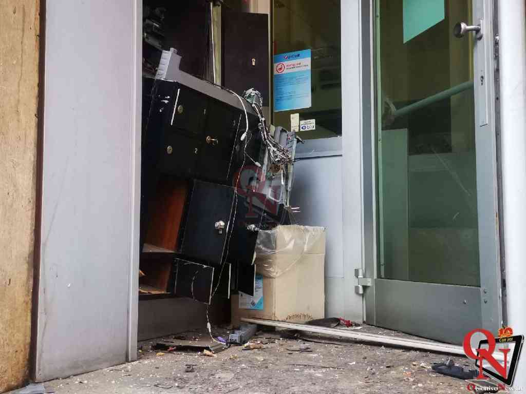 VALPERGA – Fanno saltare il bancomat e scappano con il bottino (FOTO E ... VALPERGA – Fanno saltare il bancomat e scappano con il bottino (FOTO E ...