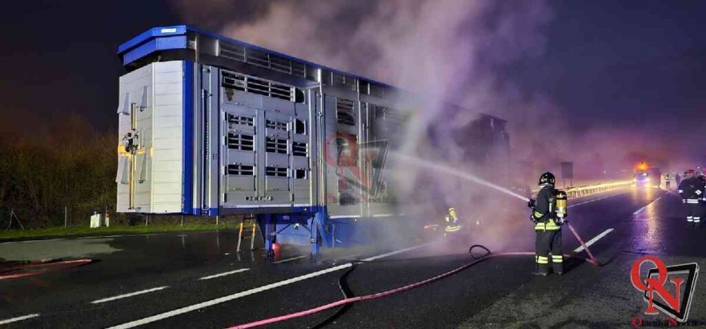 VOLPIANO – Camion carico di bestiame si incendia in autostrada A5 (FOTO) VOLPIANO – Camion carico di bestiame si incendia in autostrada A5 (FOTO)