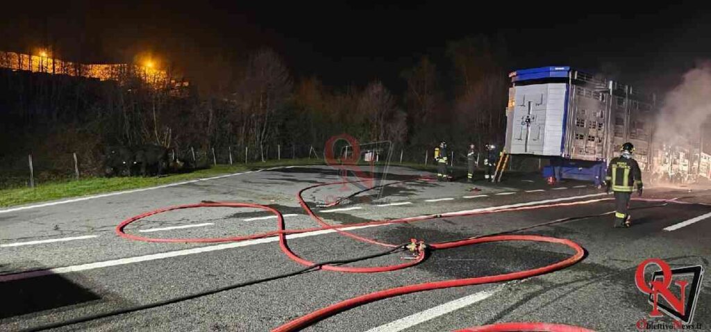 VOLPIANO – Camion carico di bestiame si incendia in autostrada A5 (FOTO) VOLPIANO – Camion carico di bestiame si incendia in autostrada A5 (FOTO)