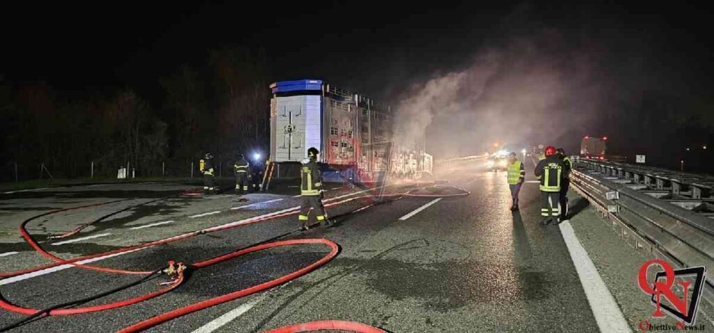 VOLPIANO – Camion carico di bestiame si incendia in autostrada A5 (FOTO) VOLPIANO – Camion carico di bestiame si incendia in autostrada A5 (FOTO)